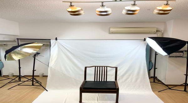 【手ぶらで撮影:御堂筋、阪急、JR駅近】背景布３種、照明2、パラソル4、反射板ありのスタジオ