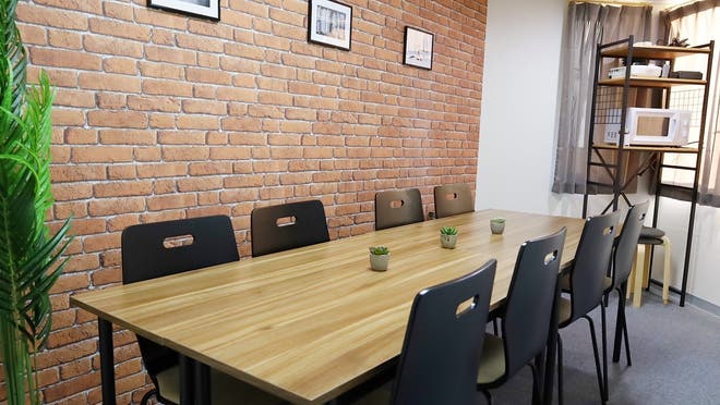 ★新宿西口駅D5出口から徒歩30秒★新宿駅から徒歩2分!土足OK!飲食持込可!会議/ボドゲ/女子会で利用可能!貸会議室KS2新宿の写真1