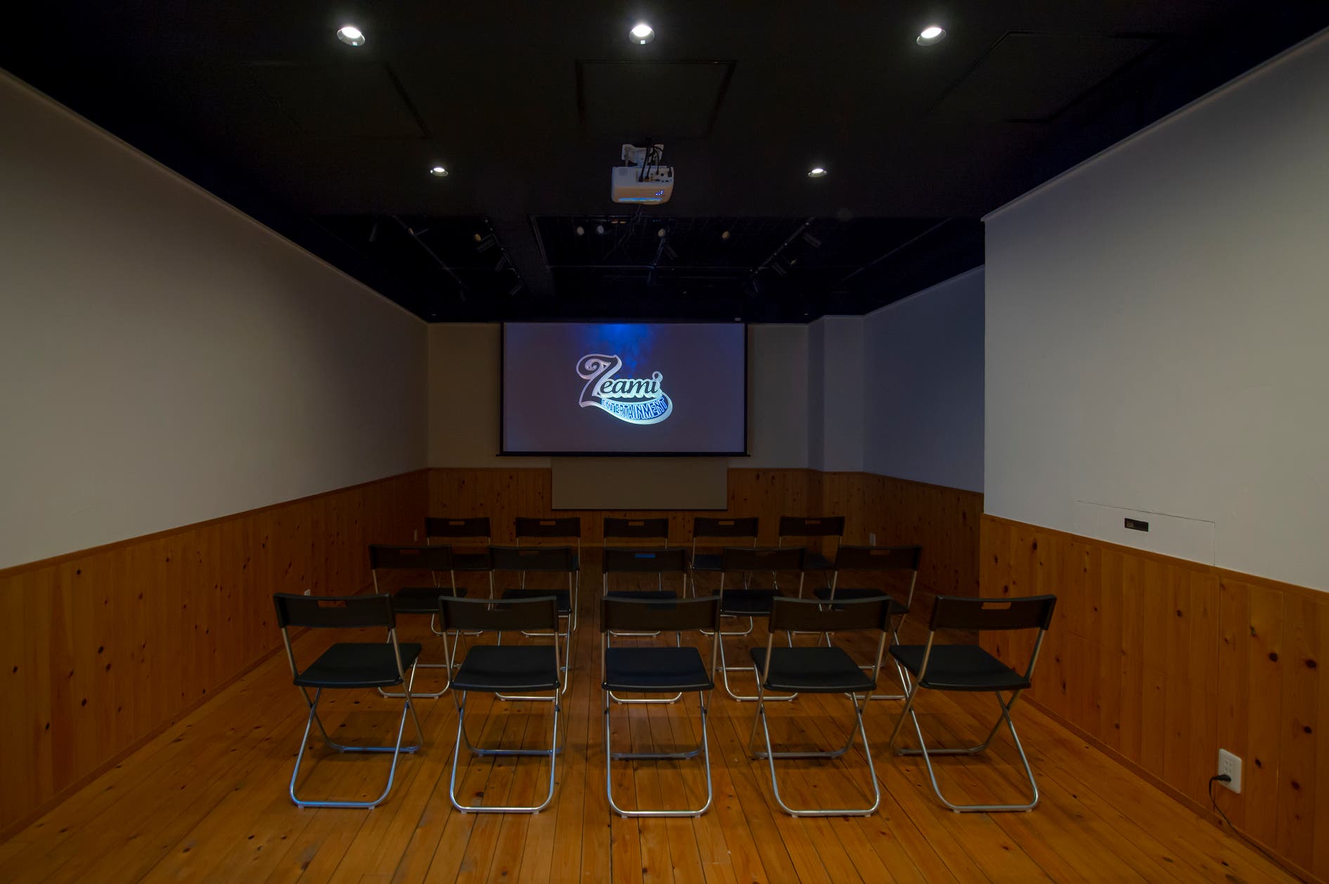 【大阪・江坂】落ち着いたギャラリースペースで個展・上映会・展示会・セミナー・ワークショップ・会議・撮影・ポップアップショップに！の写真5