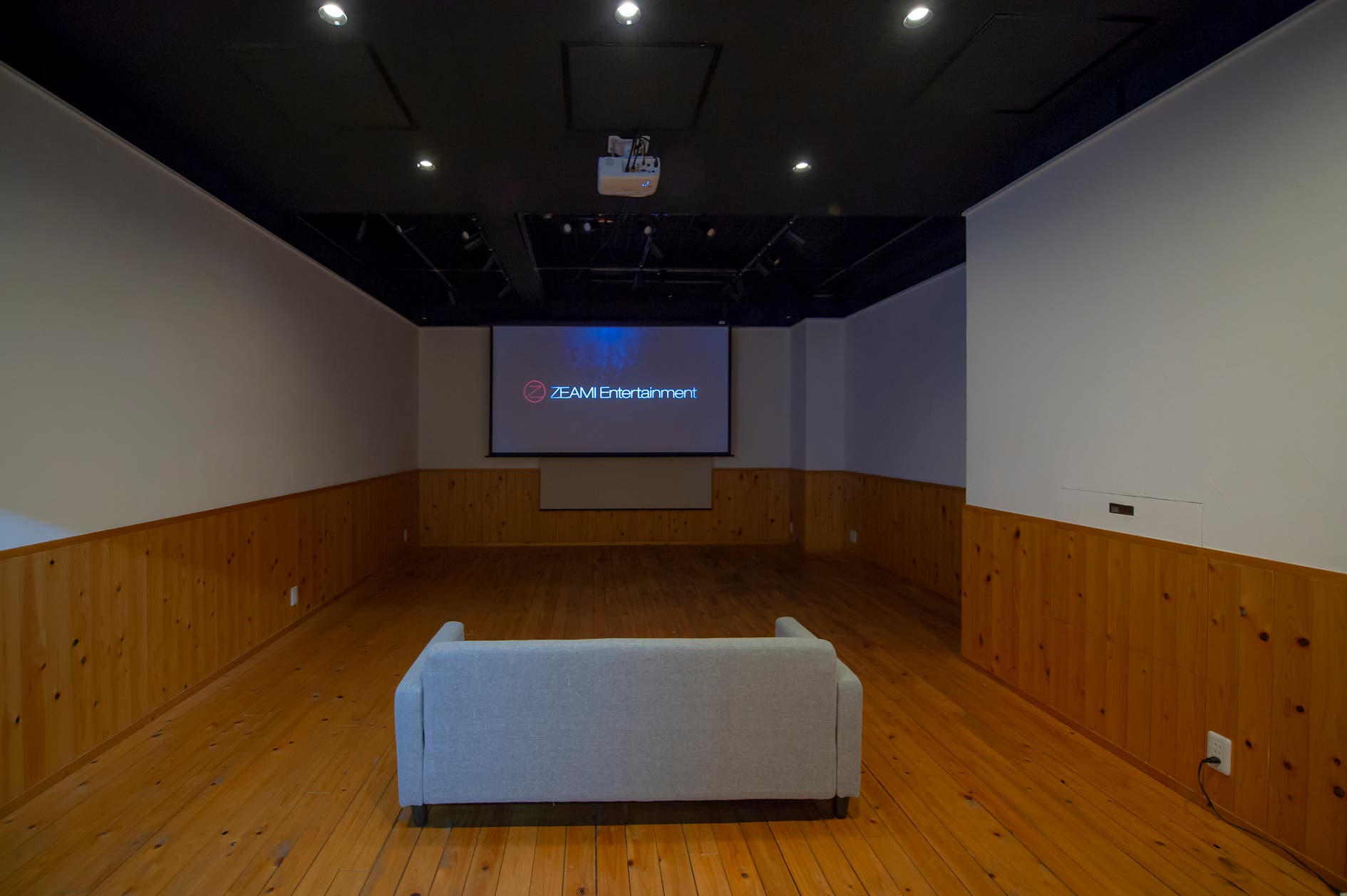 【大阪・江坂】落ち着いたギャラリースペースで個展・上映会・展示会・セミナー・ワークショップ・会議・撮影・ポップアップショップに！の写真6