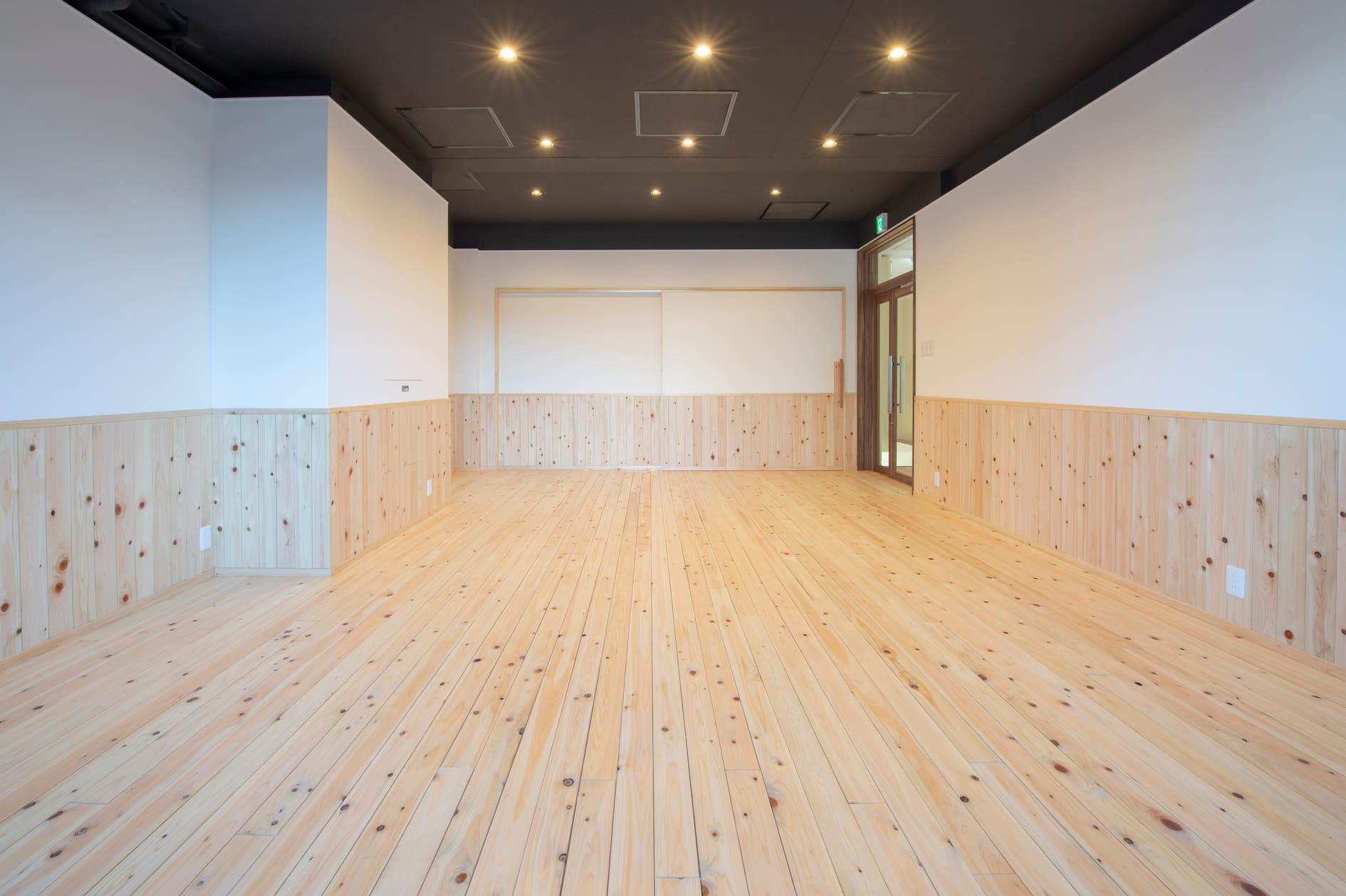 【大阪・江坂】落ち着いたギャラリースペースで個展・上映会・展示会・セミナー・ワークショップ・会議・撮影・ポップアップショップに！の写真4