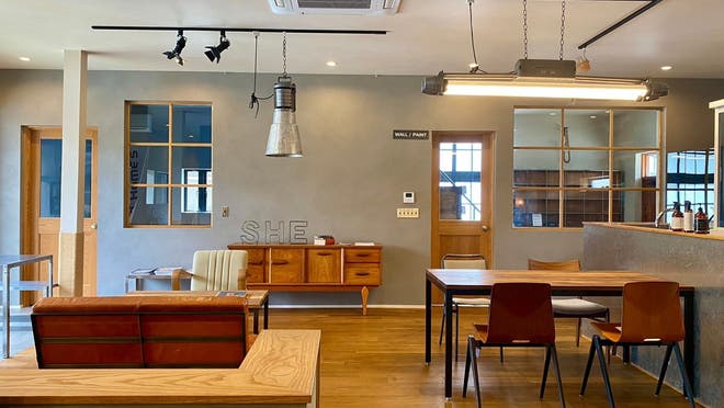 インダストリアルなカフェのような空間のフルリノベーションしたモデルルームの写真3