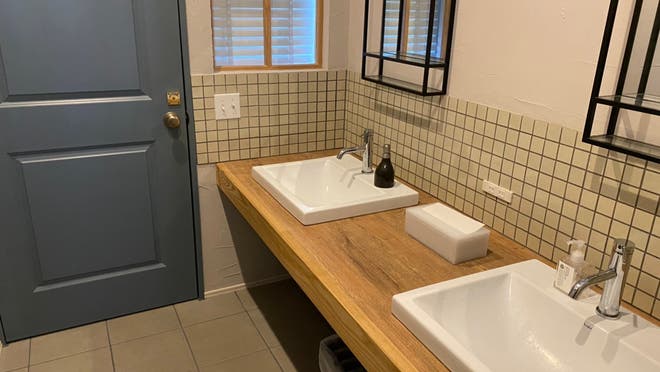 インダストリアルなカフェのような空間のフルリノベーションしたモデルルームの写真4