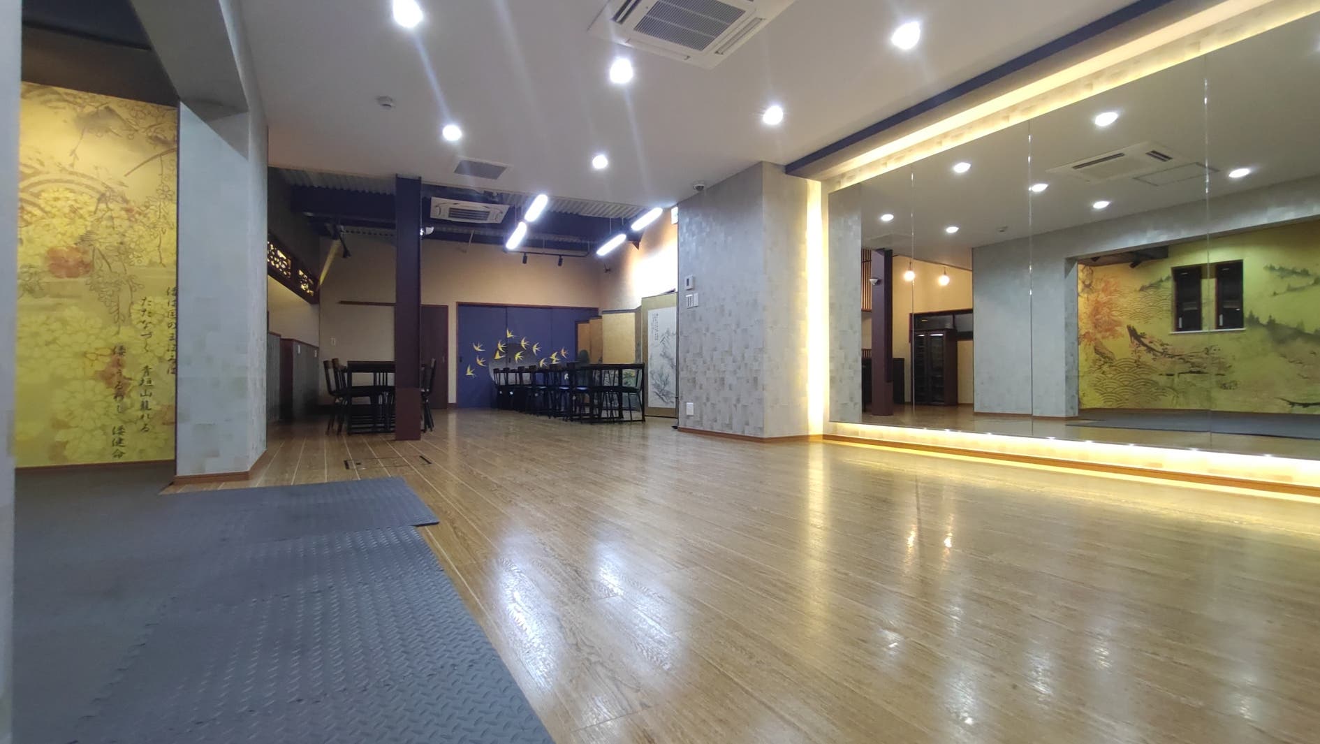 近鉄・JR桜井駅から徒歩5分　約80㎡オールフローリングで壁面鏡張り、天井高2.7ｍ、インスタ映えするお洒落な空間の写真10