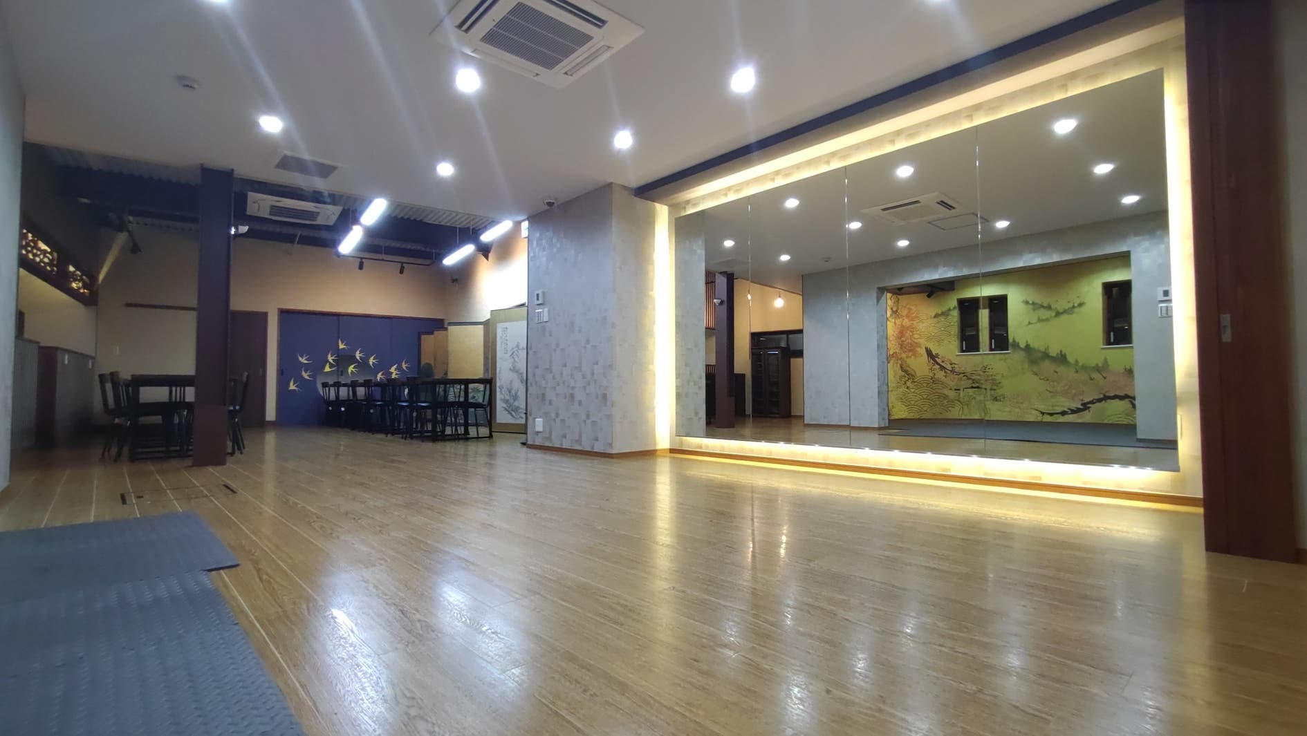 近鉄・JR桜井駅から徒歩5分　約80㎡オールフローリングで壁面鏡張り、天井高2.7ｍ、インスタ映えするお洒落な空間の写真5