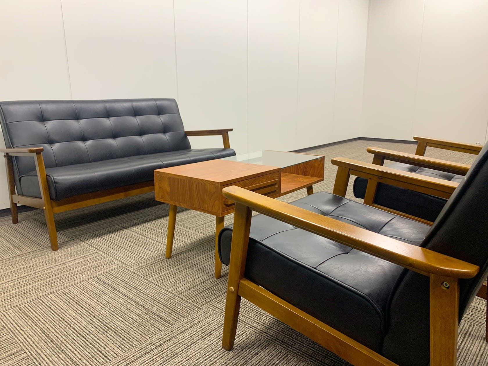 新宿駅から徒歩8分♪白・黒の背景色を選択可能。スチール撮影、動画撮影、会議室などに！の写真9