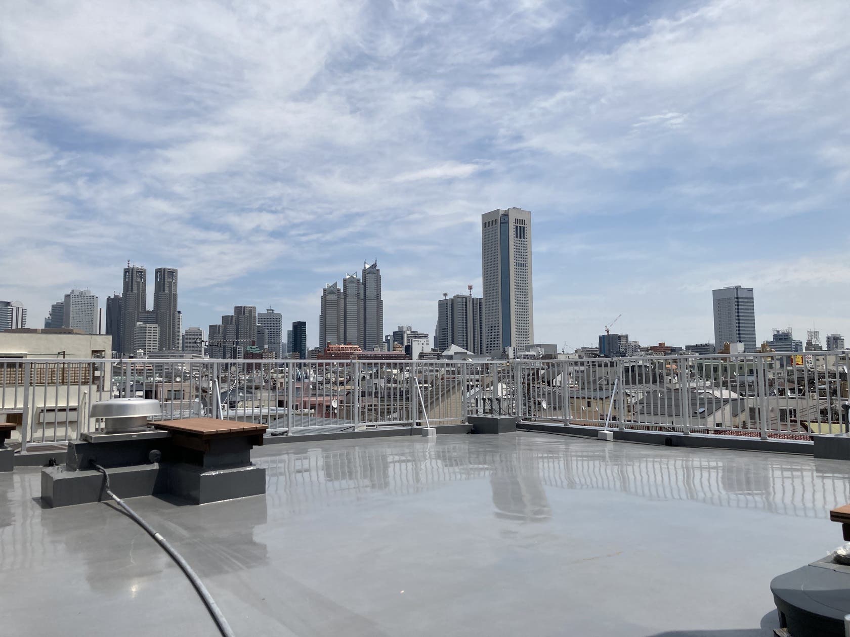 新宿超高層ビル群を一望！都庁・パークハイアット東京などの摩天楼を背景に撮影できる屋上スペース/無料更衣室完備の写真2