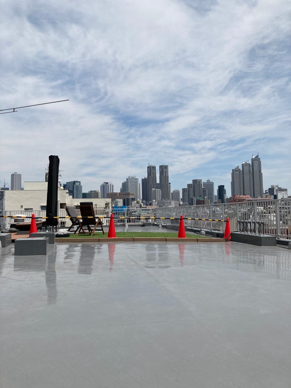 新宿超高層ビル群を一望！都庁・パークハイアット東京などの摩天楼を背景に撮影できる屋上スペース/無料更衣室完備の写真19