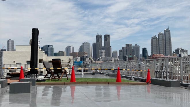 新宿超高層ビル群を一望!都庁・パークハイアット東京などの摩天楼を背景に撮影できる屋上スペース/無料更衣室完備の写真19