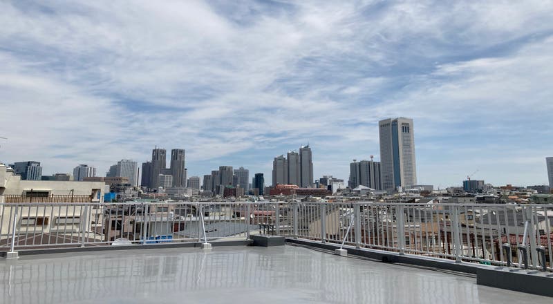 新宿超高層ビル群を一望！都庁・パークハイアット東京などの摩天楼を背景に撮影できる屋上スペース/無料更衣室完備