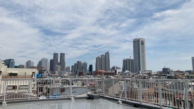 新宿超高層ビル群を一望!都庁・パークハイアット東京などの摩天楼を背景に撮影できる屋上スペース/無料更衣室完備の写真1