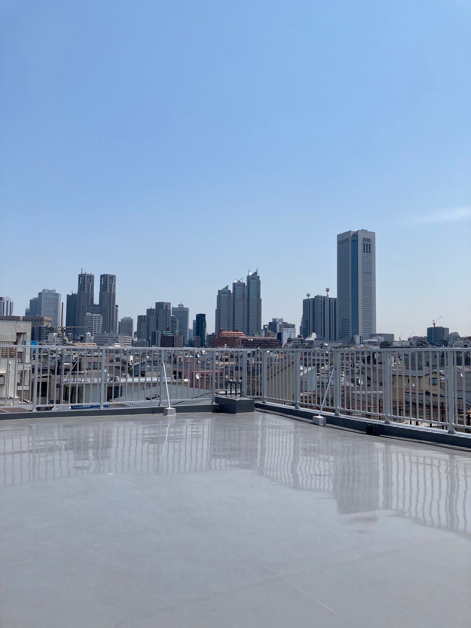新宿超高層ビル群を一望！都庁・パークハイアット東京などの摩天楼を背景に撮影できる屋上スペース/無料更衣室完備の写真4