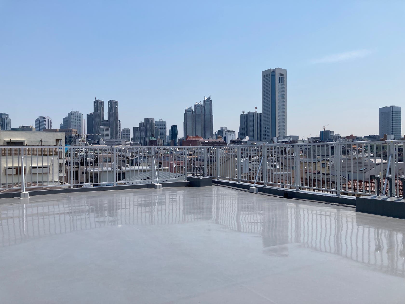 新宿超高層ビル群を一望！都庁・パークハイアット東京などの摩天楼を背景に撮影できる屋上スペース/無料更衣室完備の写真6