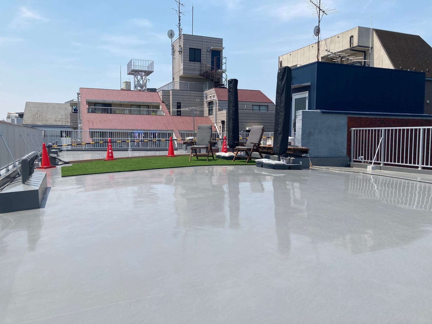 新宿超高層ビル群を一望！都庁・パークハイアット東京などの摩天楼を背景に撮影できる屋上スペース/無料更衣室完備の写真12