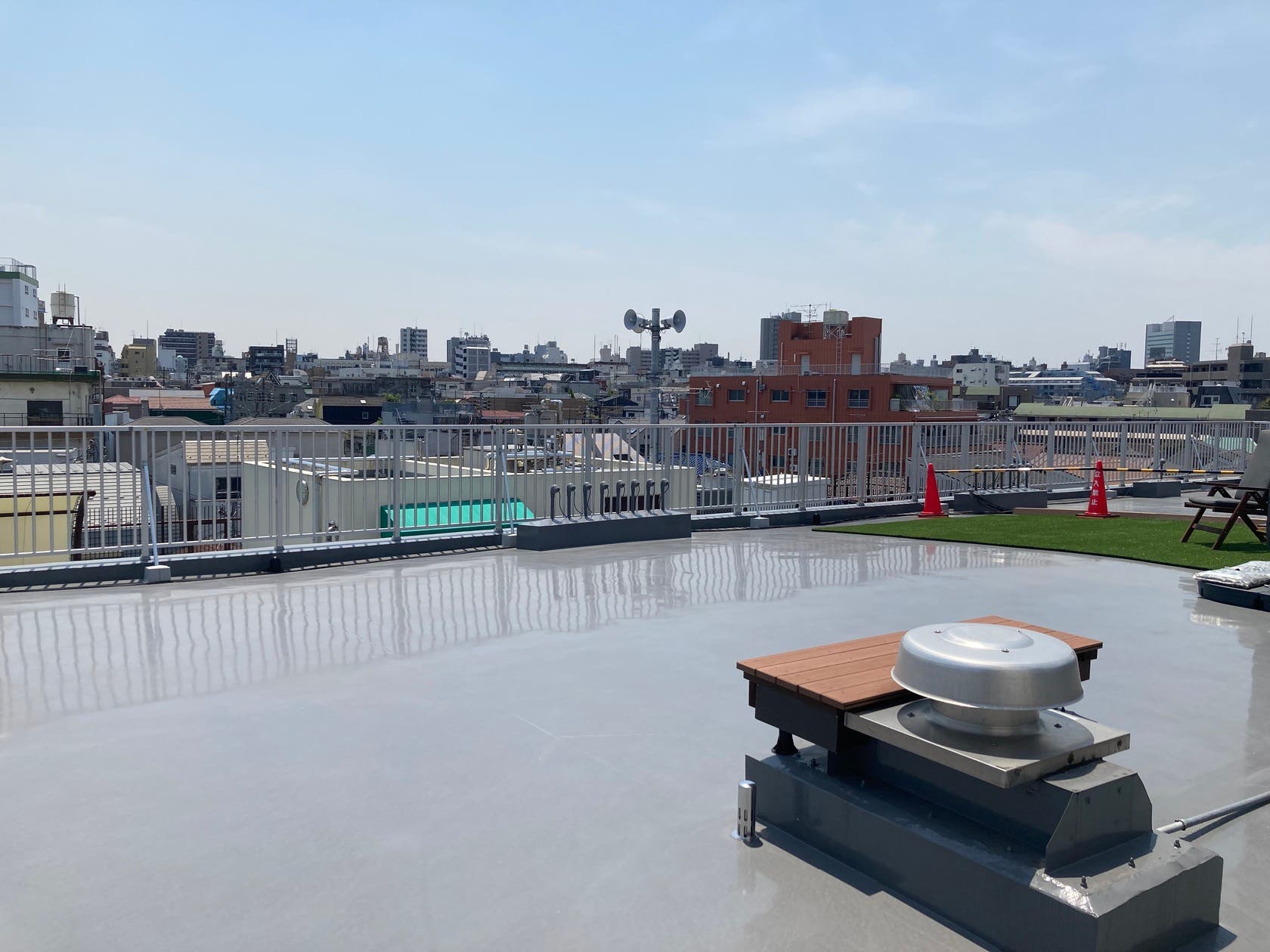 新宿超高層ビル群を一望！都庁・パークハイアット東京などの摩天楼を背景に撮影できる屋上スペース/無料更衣室完備の写真10