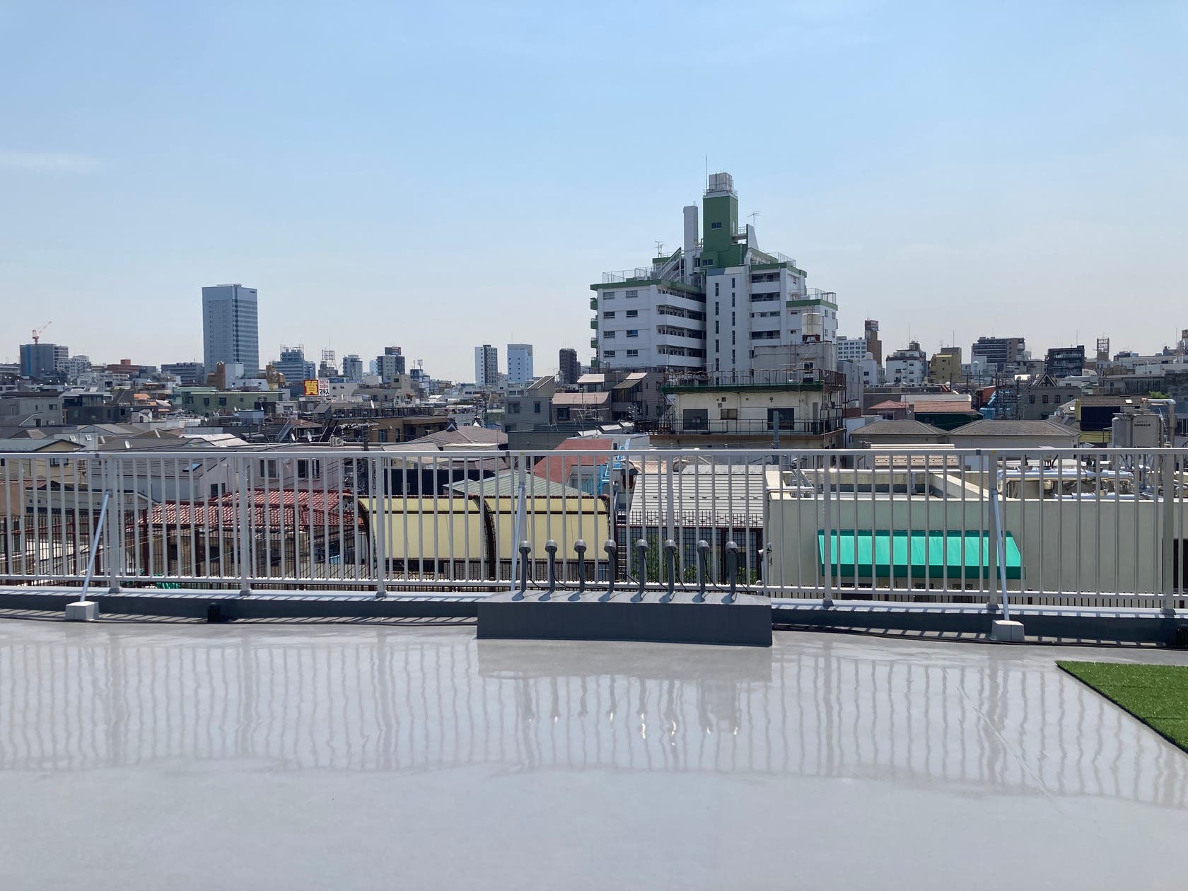 新宿超高層ビル群を一望！都庁・パークハイアット東京などの摩天楼を背景に撮影できる屋上スペース/無料更衣室完備の写真14