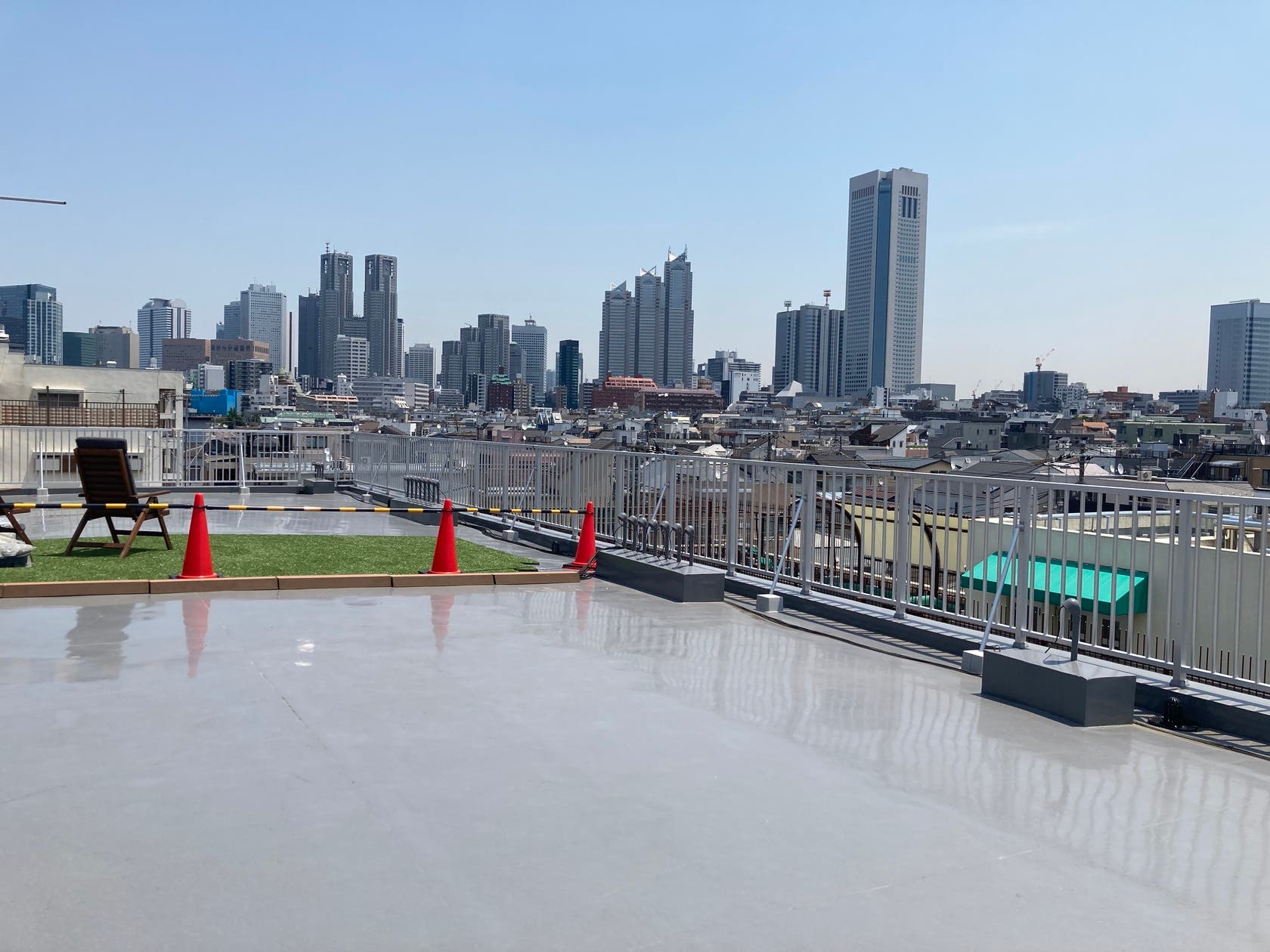 新宿超高層ビル群を一望！都庁・パークハイアット東京などの摩天楼を背景に撮影できる屋上スペース/無料更衣室完備の写真18