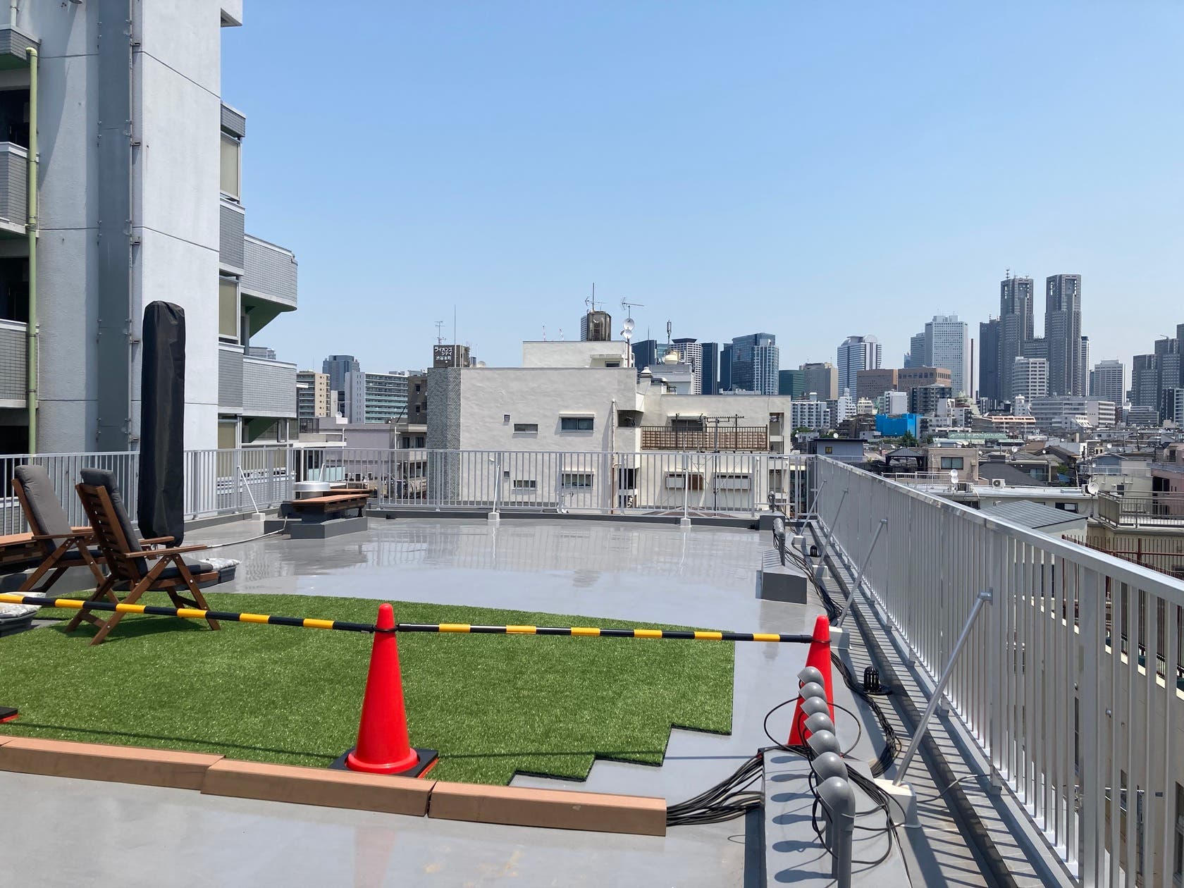 新宿超高層ビル群を一望！都庁・パークハイアット東京などの摩天楼を背景に撮影できる屋上スペース/無料更衣室完備の写真17