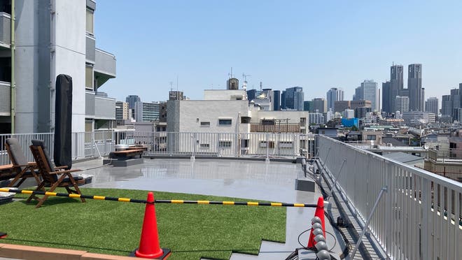 新宿超高層ビル群を一望!都庁・パークハイアット東京などの摩天楼を背景に撮影できる屋上スペース/無料更衣室完備の写真17