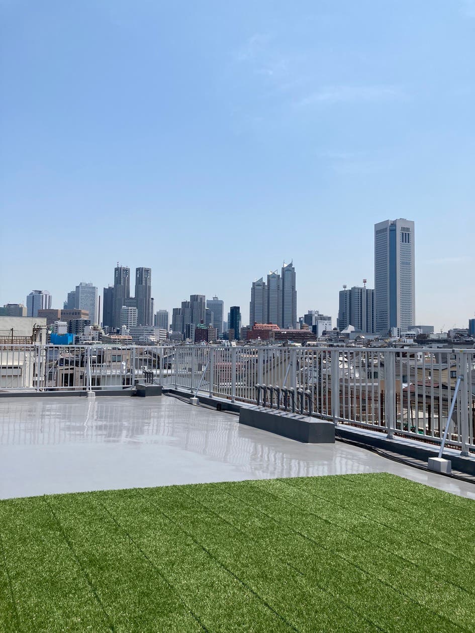 新宿超高層ビル群を一望！都庁・パークハイアット東京などの摩天楼を背景に撮影できる屋上スペース/無料更衣室完備の写真3