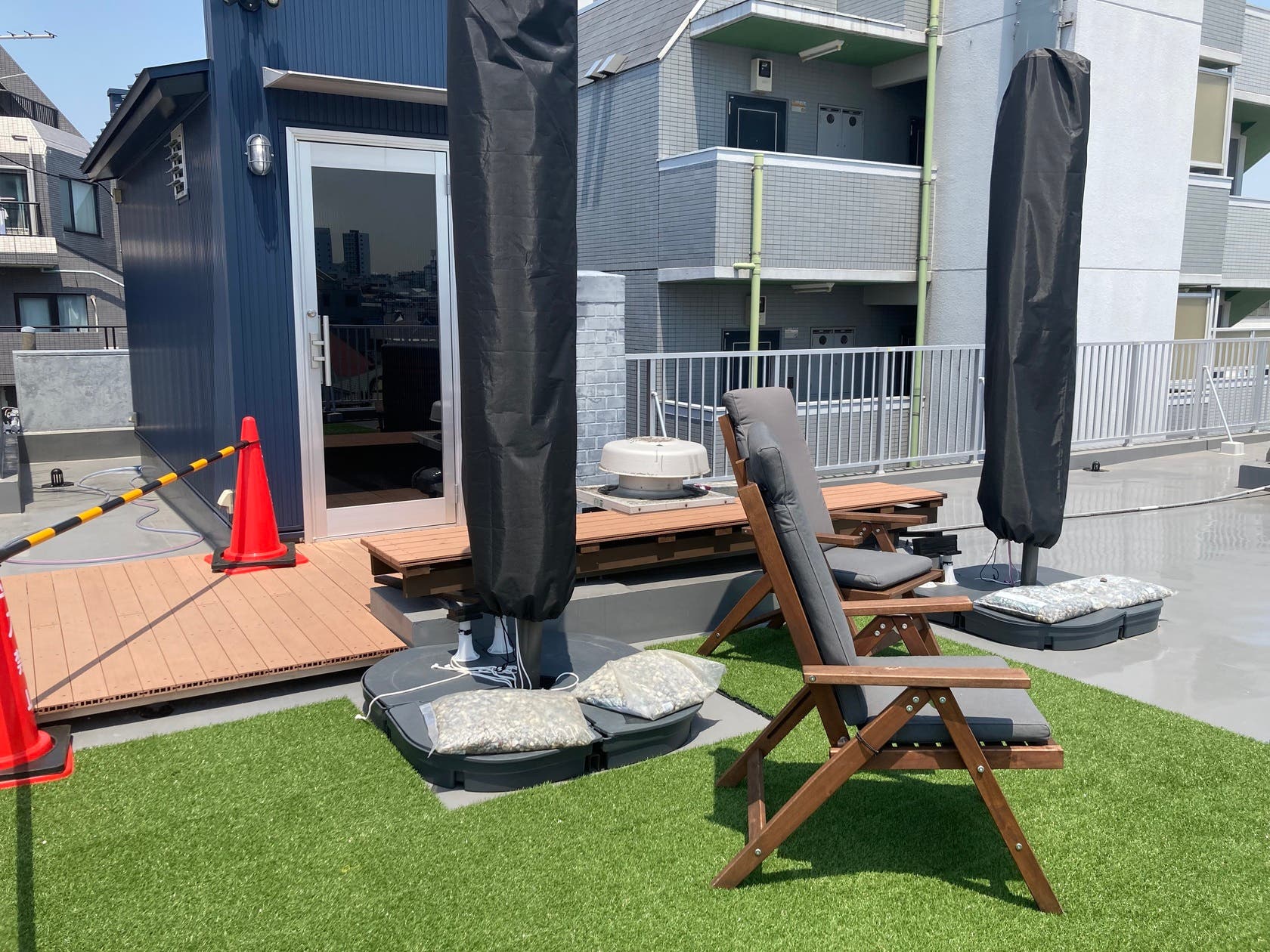 新宿超高層ビル群を一望！都庁・パークハイアット東京などの摩天楼を背景に撮影できる屋上スペース/無料更衣室完備の写真20