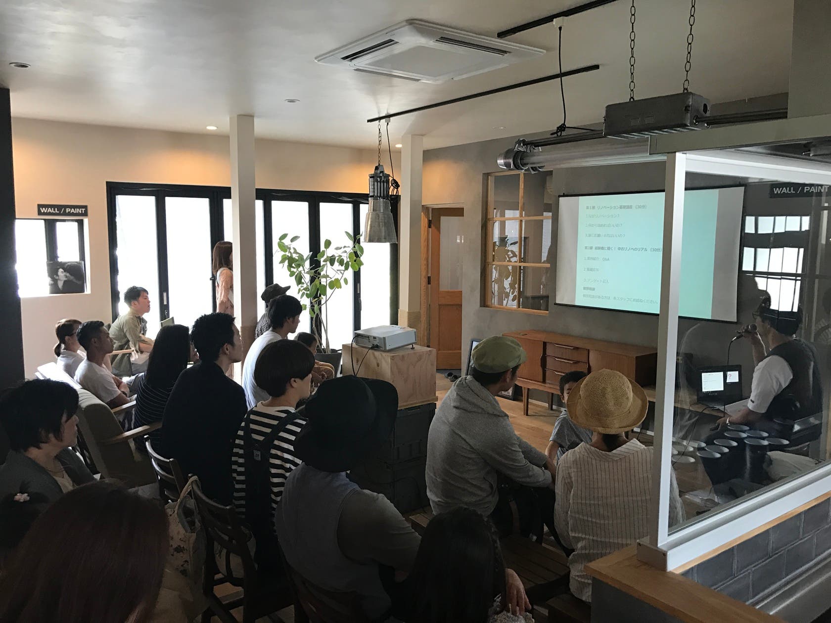 インダストリアルなカフェのような空間のフルリノベーションしたモデルルームの写真7