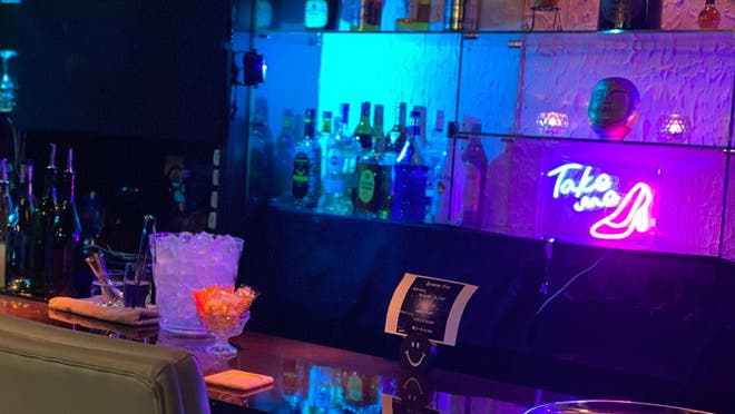 映画監督が営む、青の洞窟の様なBARの写真2