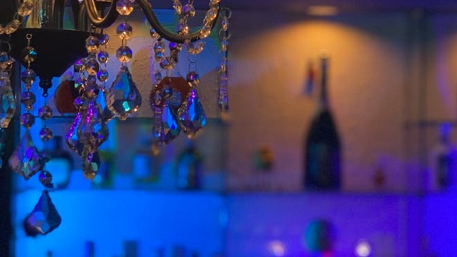 映画監督が営む、青の洞窟の様なBARの写真7