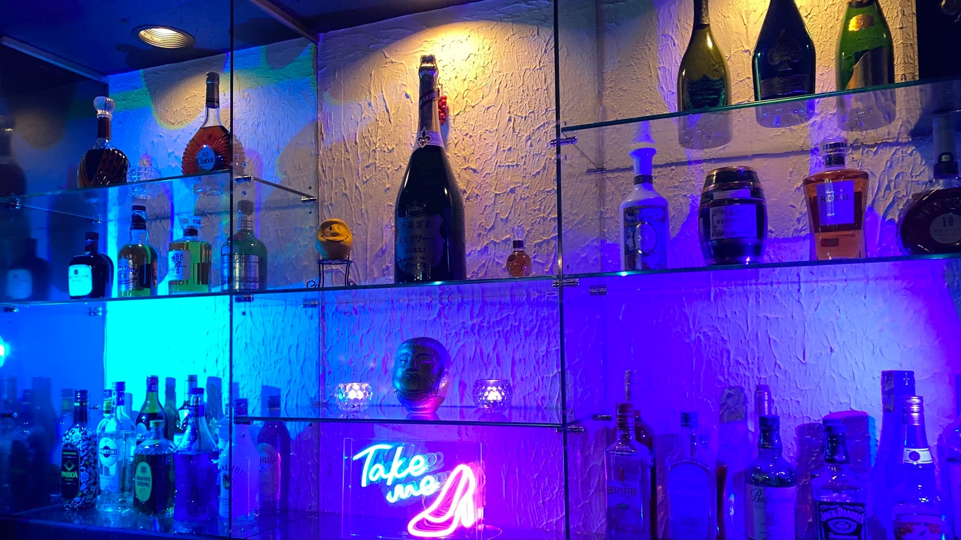 映画監督が営む、青の洞窟の様なBARの写真9