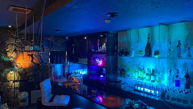 映画監督が営む、青の洞窟の様なBARの写真1