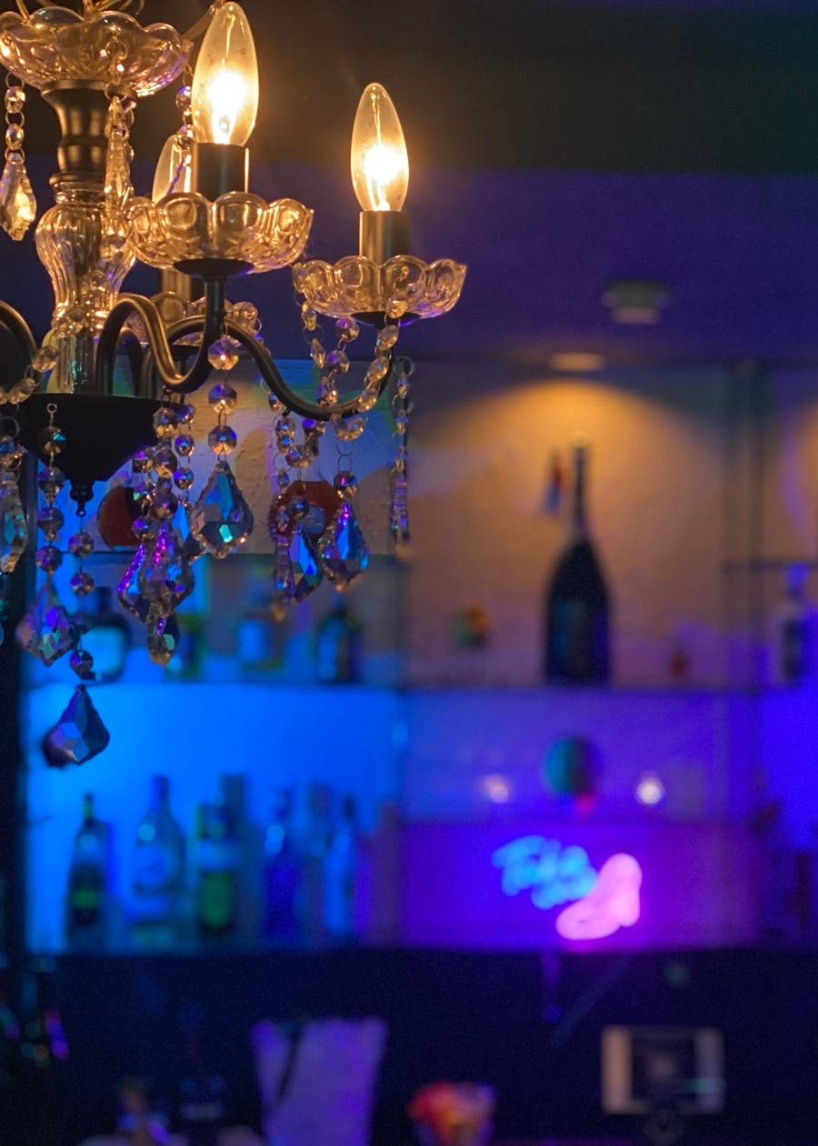 映画監督が営む、青の洞窟の様なBARの写真6