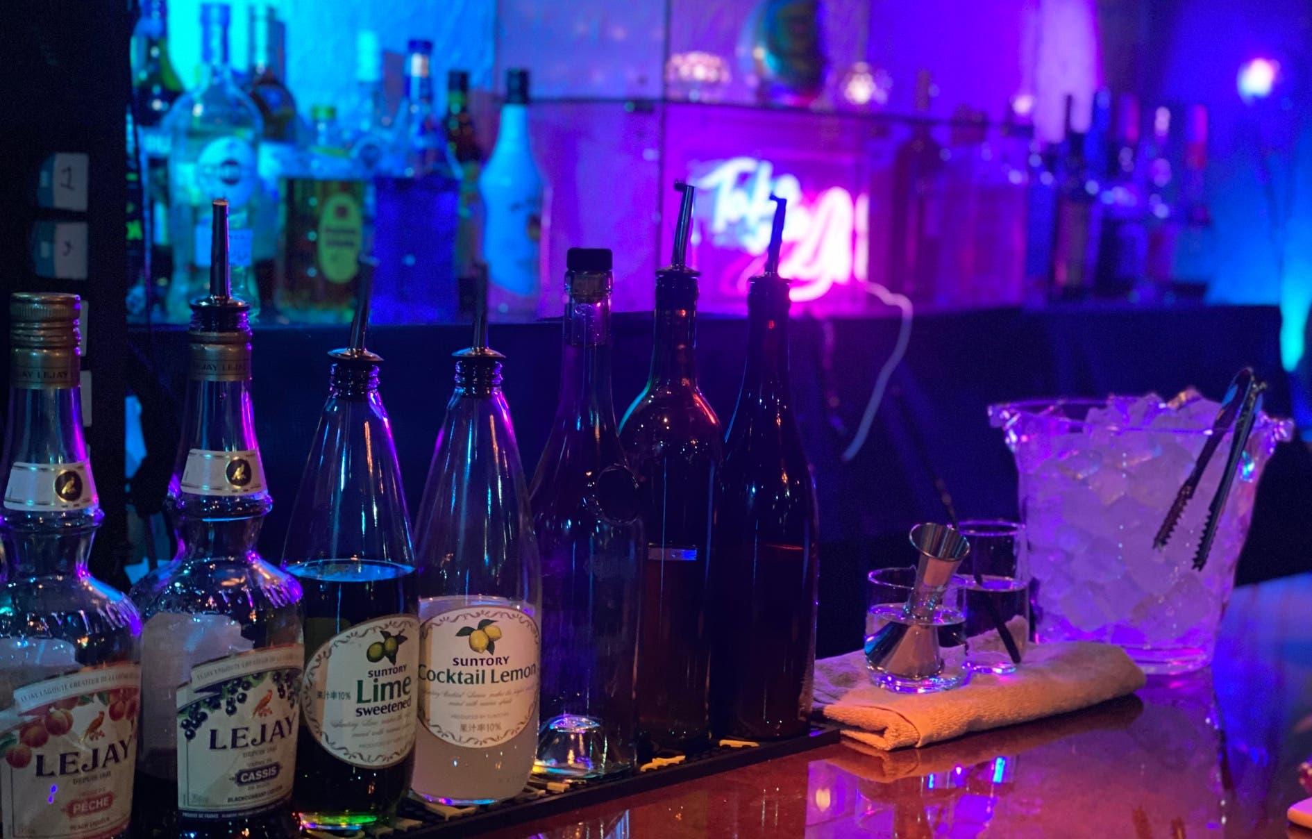 映画監督が営む、青の洞窟の様なBARの写真8