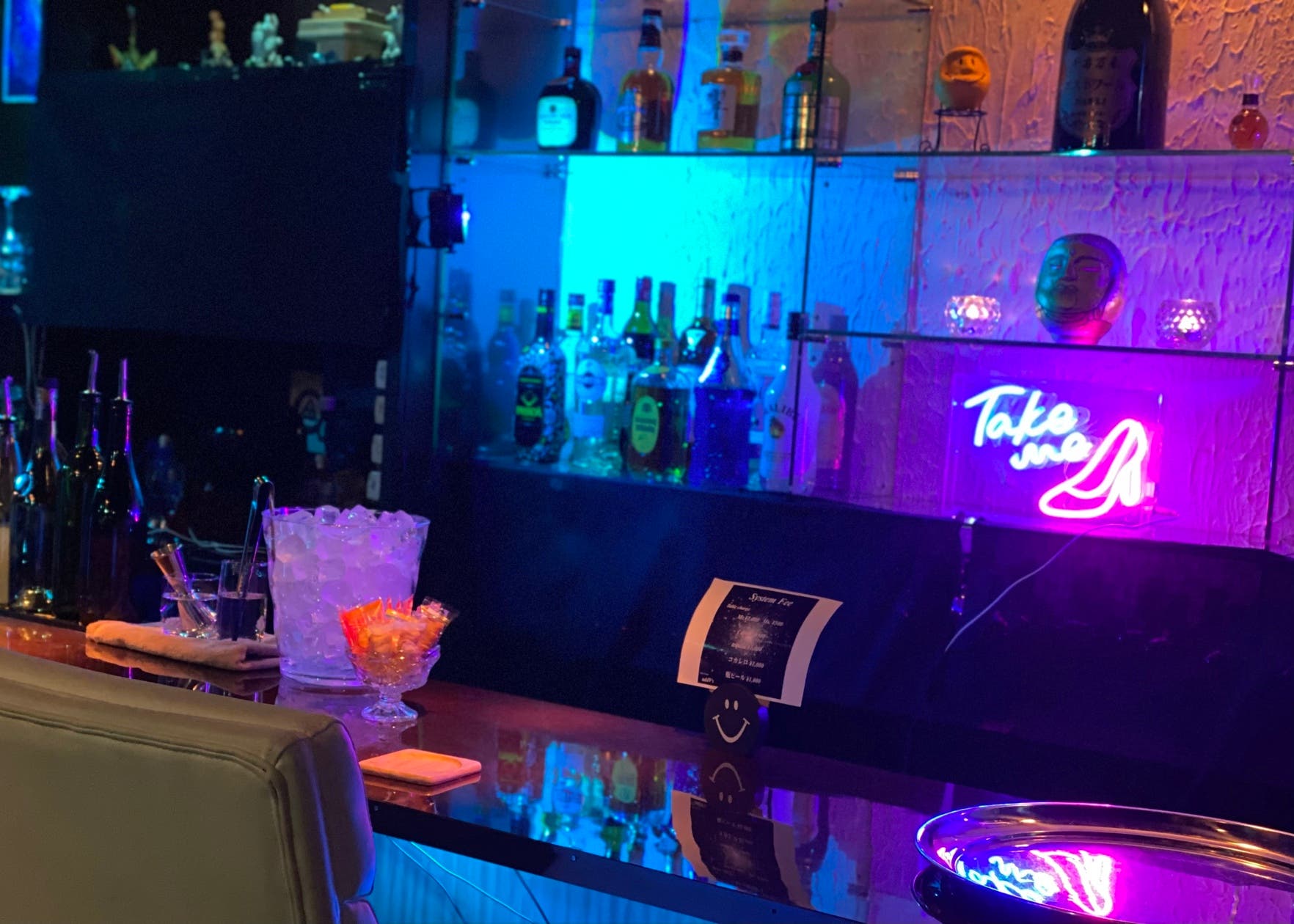 映画監督が営む、青の洞窟の様なBARの写真10