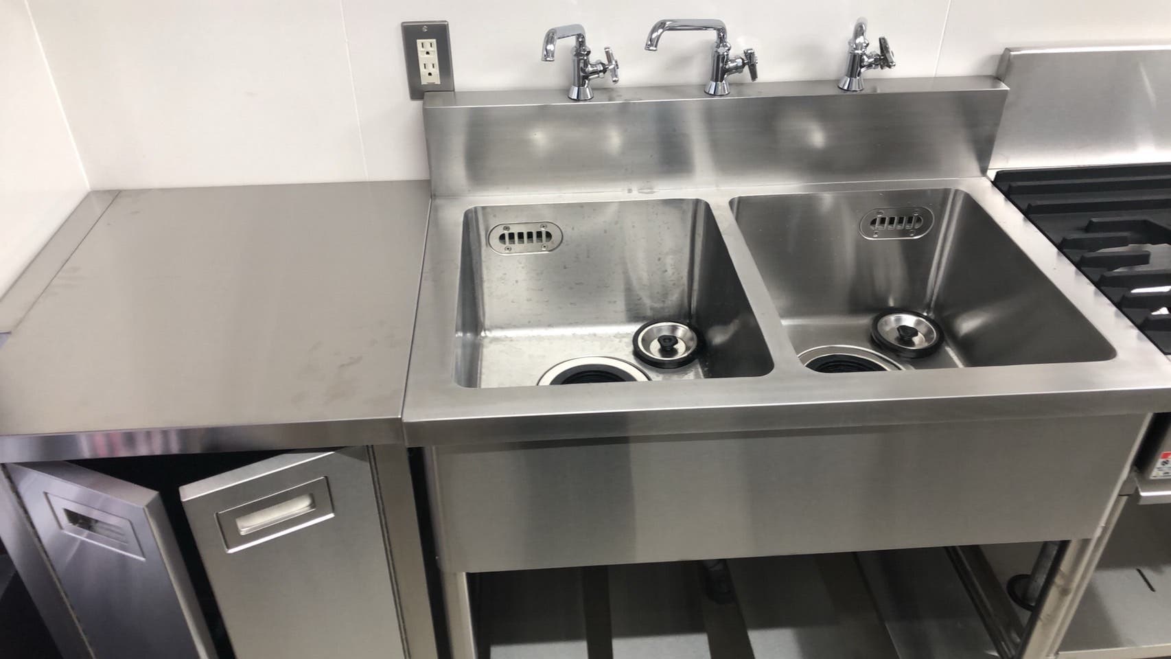 レンタルキッチンS  ※コンロ６個＆シンク３つの広々キッチン！※　イートインスペースは別途料金　☆見学・お問い合わせ大歓迎！の写真4