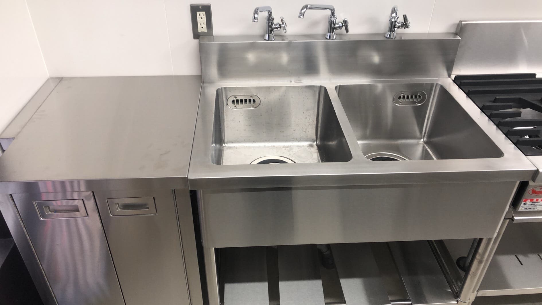 レンタルキッチンY　☆コンロ３個！使い勝手の良いキッチン！☆　イートインスペースは別途料金☆見学・お問い合わせ大歓迎！　の写真7