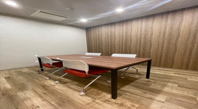 小型会議室A　金沢駅から徒歩5分！無料立体駐車場・ドリンクバー完備！（４名様迄可）