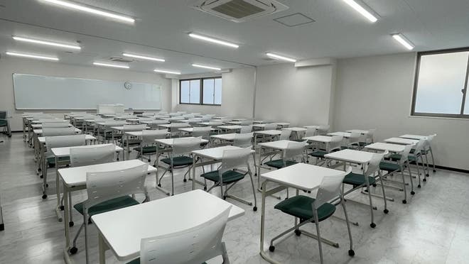 【102・103】上福岡駅徒歩5分 / 最大60人着席可能な教室スペース!の写真1