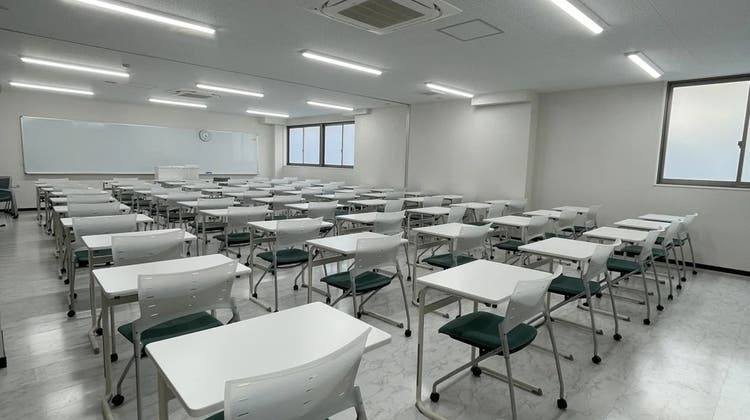 【102・103】上福岡駅徒歩5分 / 最大60人着席可能な教室スペース!の写真1