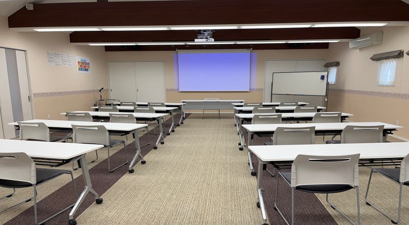 広い無料駐車場併設!【Room A 40名程度のご利用に】 教室・会議・会合・ワークショップ・ヨガ他 /レビューを書いて割引!