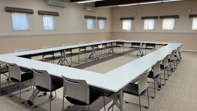 広い無料駐車場併設!【Room A 40名程度のご利用に】 教室・会議・会合・ワークショップ・ヨガ他 /レビューを書いて割引!の写真2