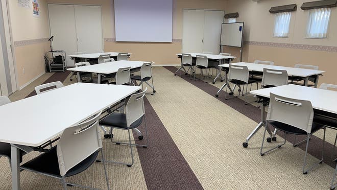 広い無料駐車場併設!【Room A 40名程度のご利用に】 教室・会議・会合・ワークショップ・ヨガ他 /レビューを書いて割引!の写真3