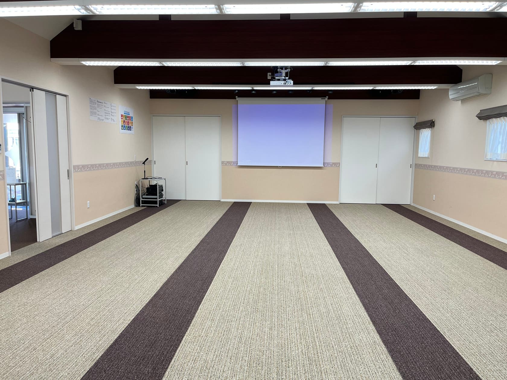 広い無料駐車場併設!【Room A 40名程度のご利用に】 教室・会議・会合・ワークショップ・ヨガ他 /レビューを書いて割引!の写真7