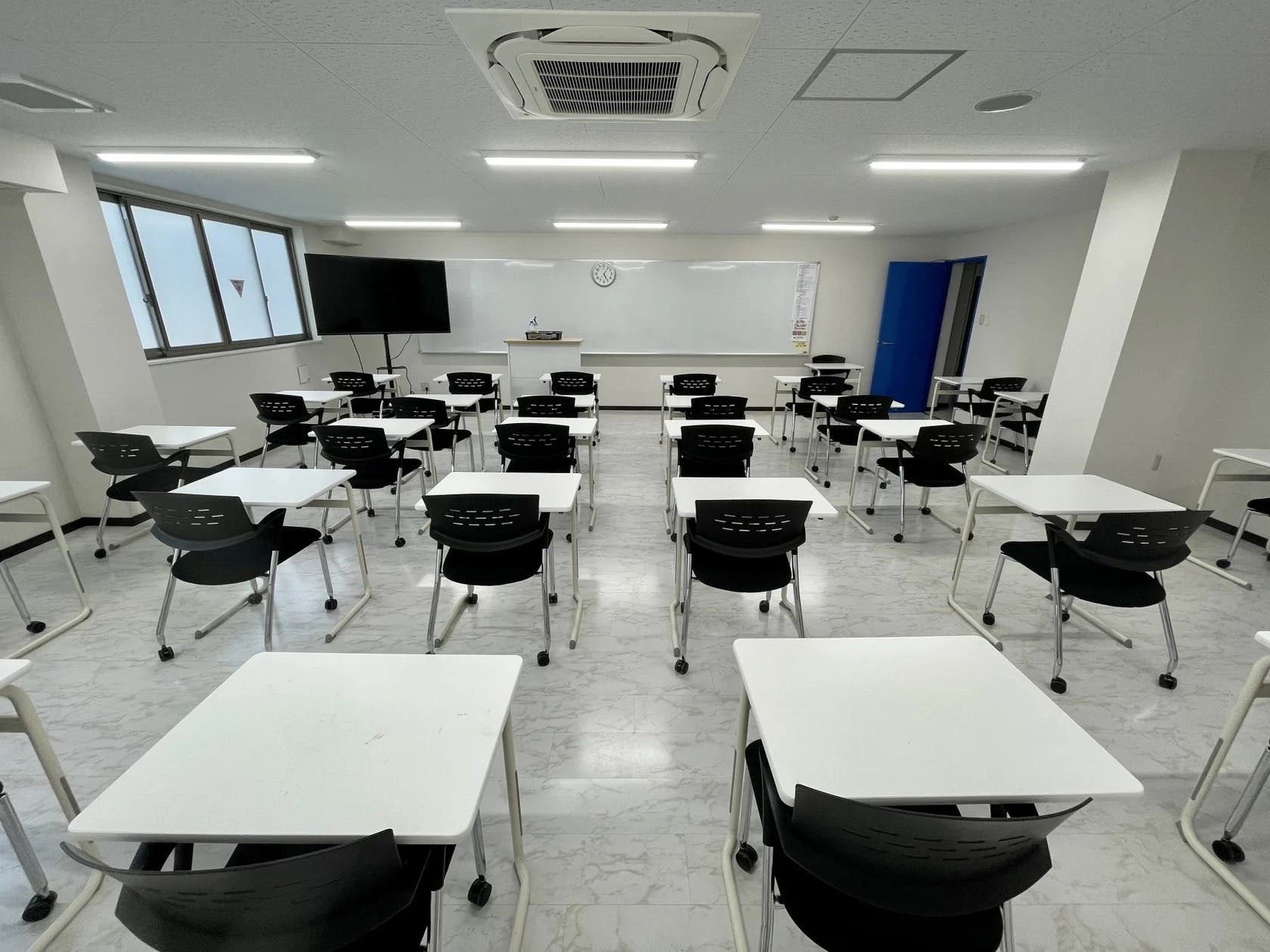 【302】上福岡駅徒歩5分・最大30名着席可能 / wifi無料！完全個室で会議やセミナー、教室開催などに最適の写真1