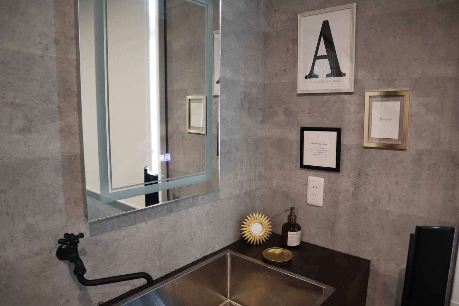 【本厚木駅から5分】Wi-Fi完備/立体音響の重厚サウンドで映画鑑賞★/防音で楽器練習・動画撮影OK/洗練されたシンプル空間の写真5