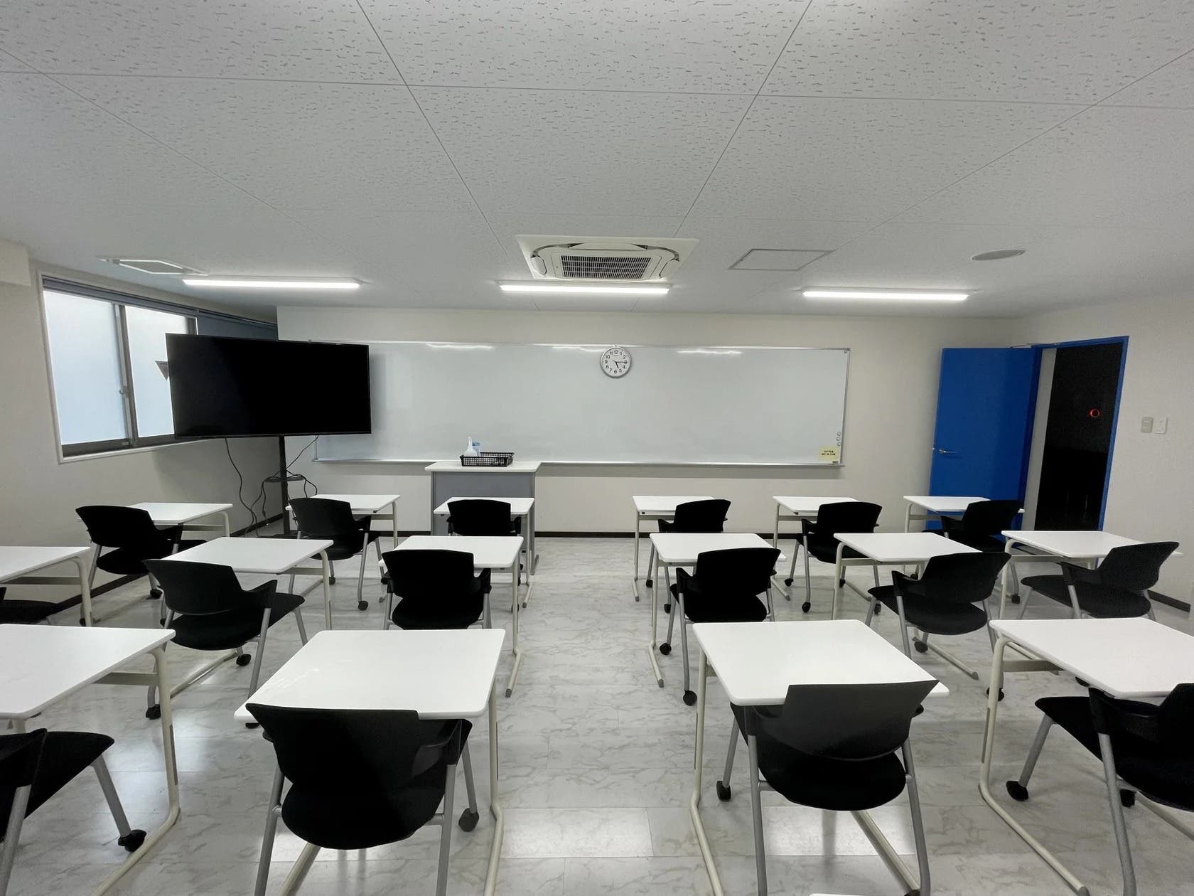 【307】上福岡駅徒歩5分・最大24名着席可能 / wifi無料！完全個室で会議やセミナー、教室開催などに最適の写真1