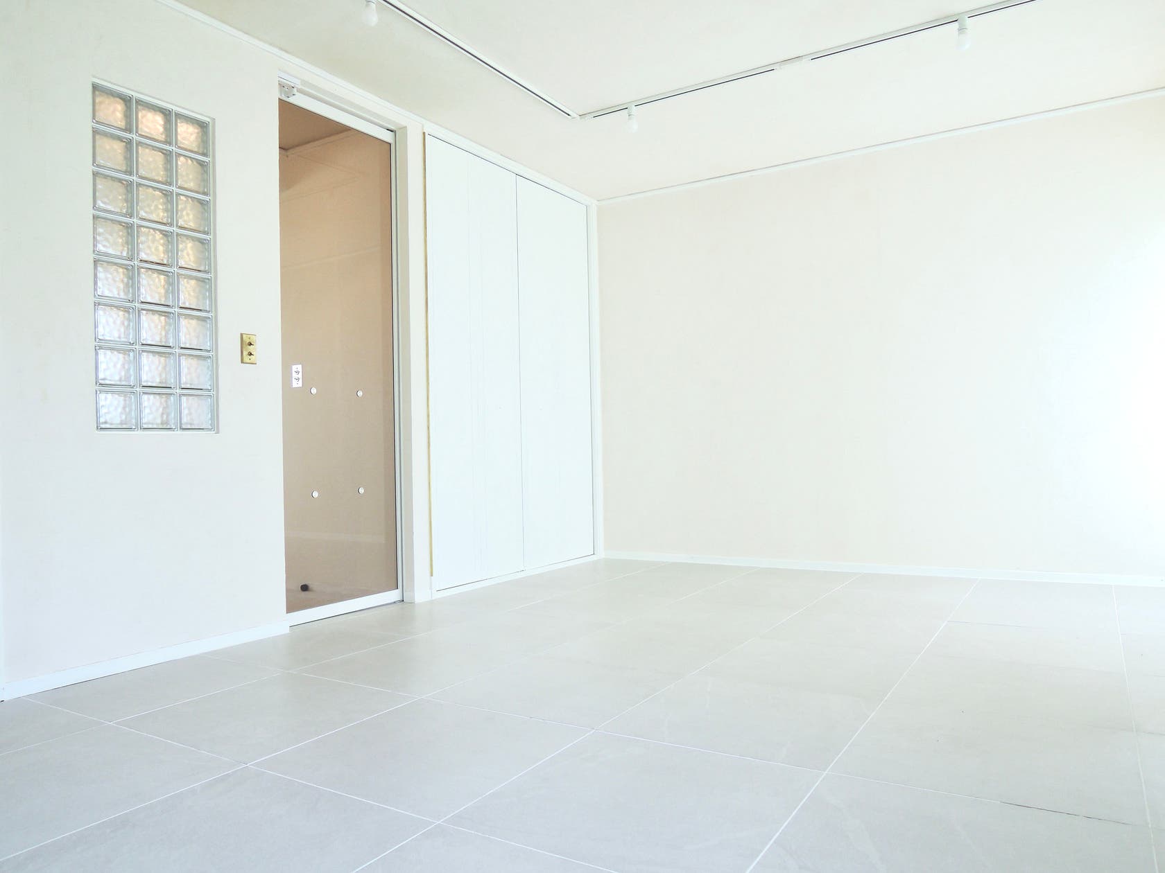 《 HOUSE124 / 2階スタジオ＋1階ダイニング 》 自然光とタイル床、ヴィンテージ窓、椅子。撮影、動画、一軒家スタジオの写真3