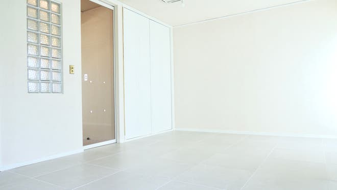 《 HOUSE124 / 2階スタジオ+1階ダイニング 》 自然光とタイル床、ヴィンテージ窓、椅子。撮影、動画、一軒家スタジオの写真3