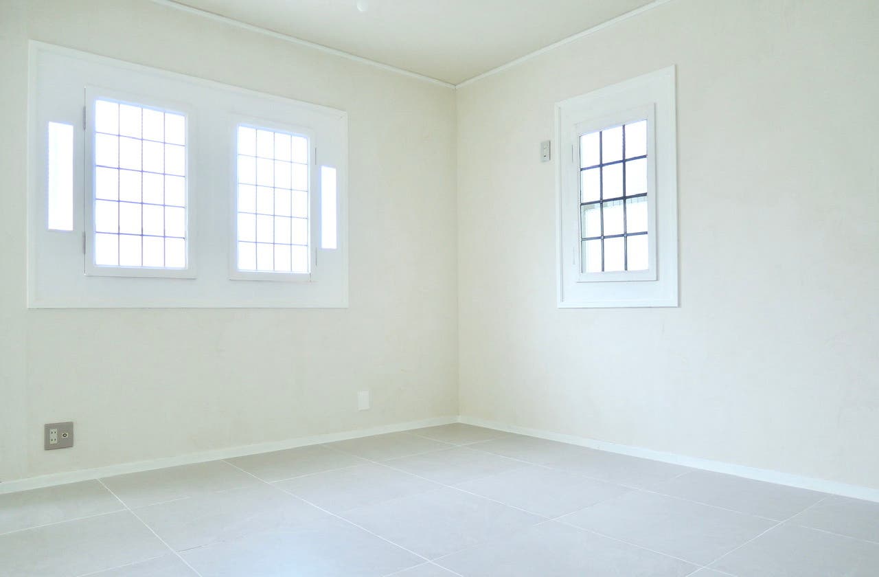 《 HOUSE124 / 2階スタジオ＋1階ダイニング 》 自然光とタイル床、ヴィンテージ窓、椅子。撮影、動画、一軒家スタジオの写真4