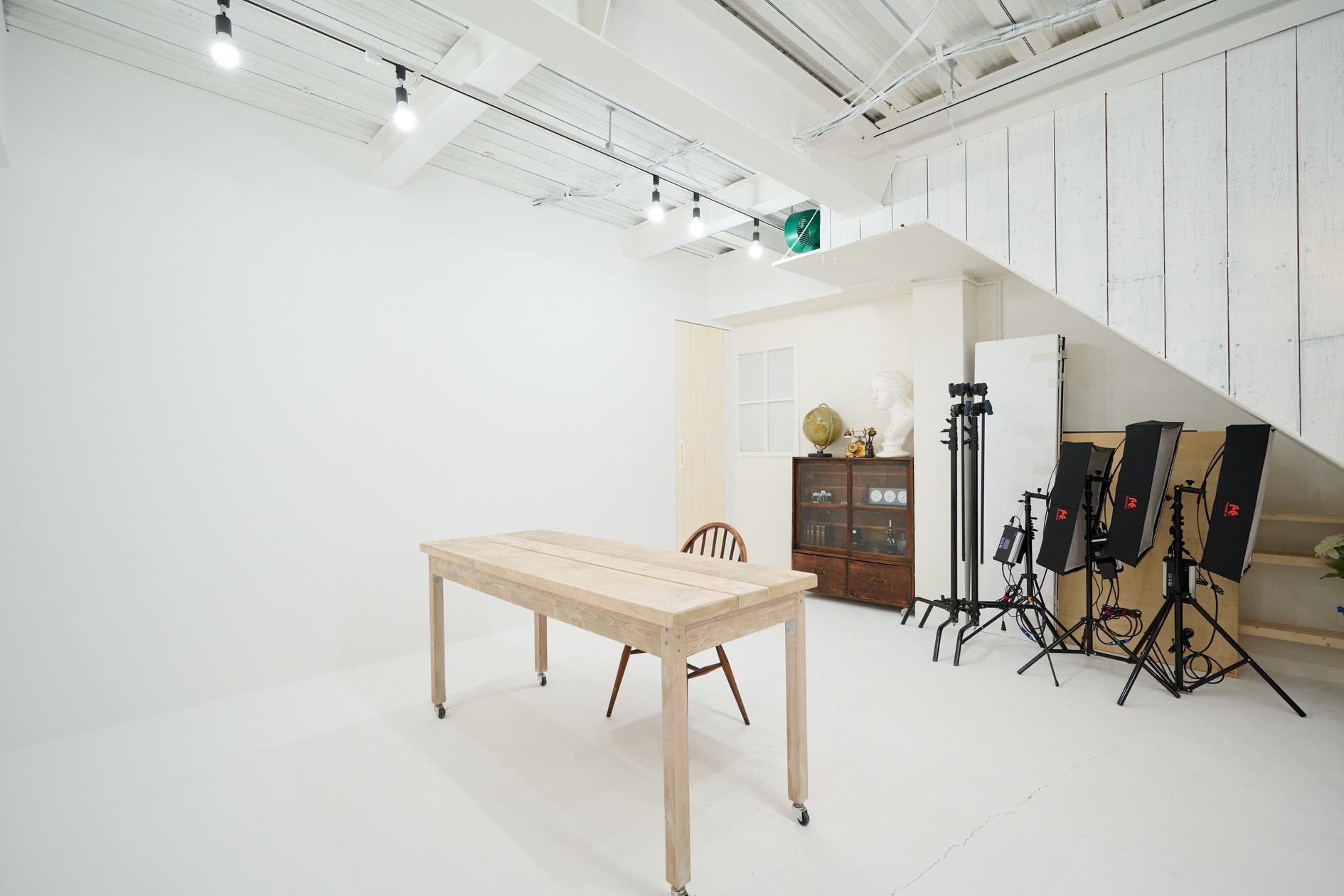 自然光の入る真っ白なスタジオ！LED照明やスタンドなど撮影機材豊富にご用意してあります！の写真5