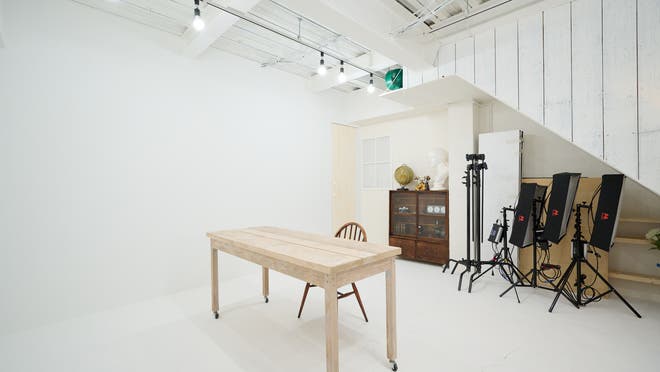 自然光の入る真っ白なスタジオ!LED照明やスタンドなど撮影機材豊富にご用意してあります!の写真5